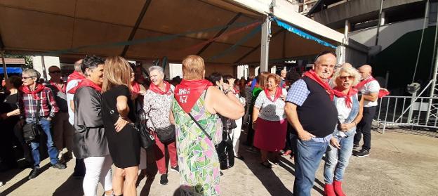 La Fiesta De Los Quintos Inundó El Centro De Antxo De Pañuelos De Color