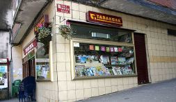 El estanco Solozabal gana el concurso de escaparates | El Diario Vasco