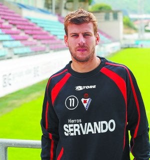 Rubén Arroyo llegó ayer a Eibar para incorporarse a los entrenamientos ...